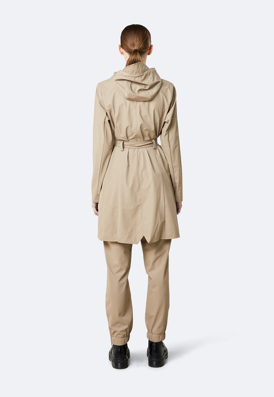 The CURVE JACKET from RAINS | Feminine, trendy outfit for all weather