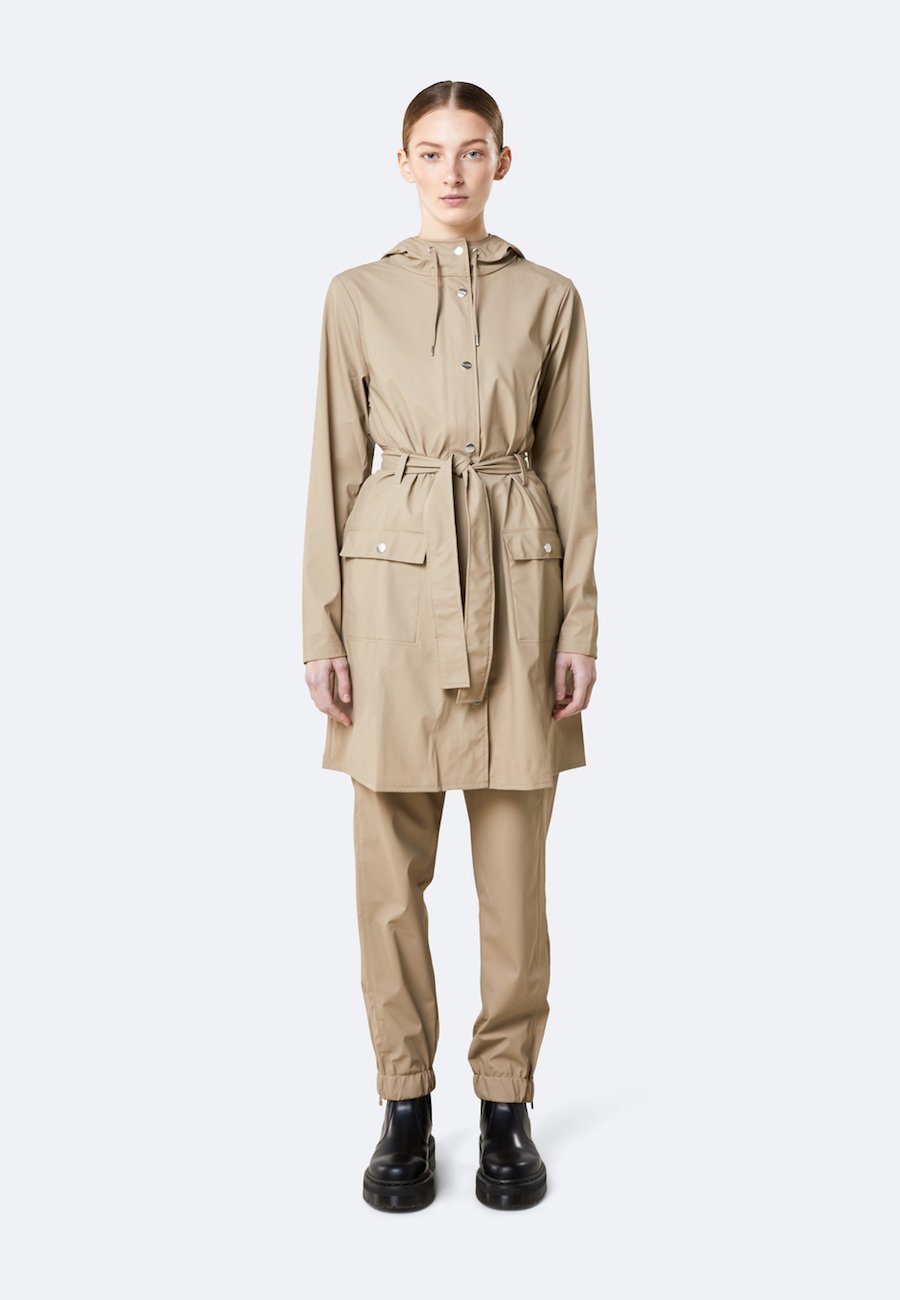 The CURVE JACKET from RAINS | Feminine, trendy outfit for all weather