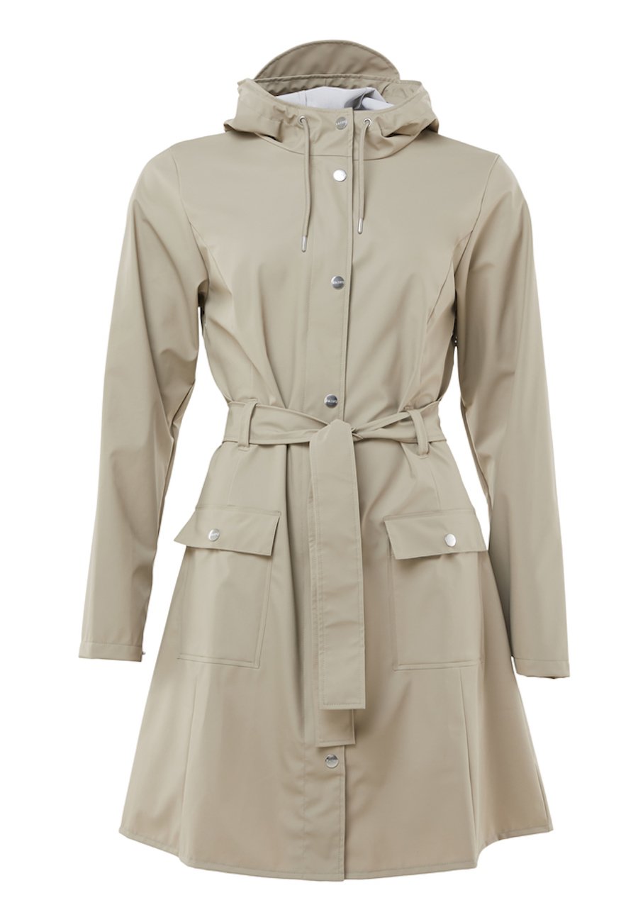 The CURVE JACKET from RAINS | Feminine, trendy outfit for all weather